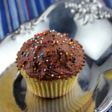 Simple Rich and Delicious Yellow Cupcakes Recipe - Cully's Kitchen